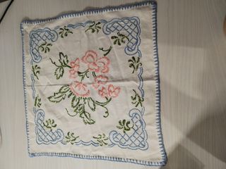 Centrino ricamato a mano