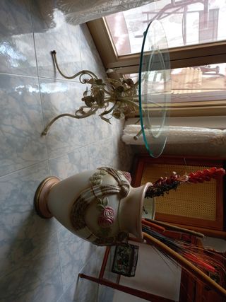 Vaso di ottima ceramica e tavolino