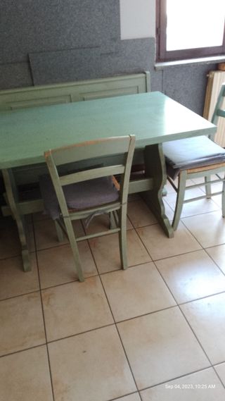 Tavolo+ panca angolare e due sedie x cuc