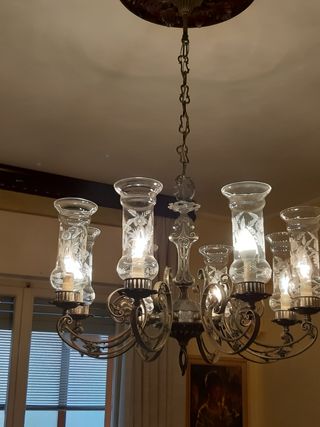 Lampadario con cristalli lavorati