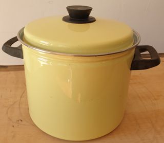 Pentola smaltata gialla vintage