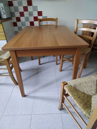 Tavolo da cucina con sedie