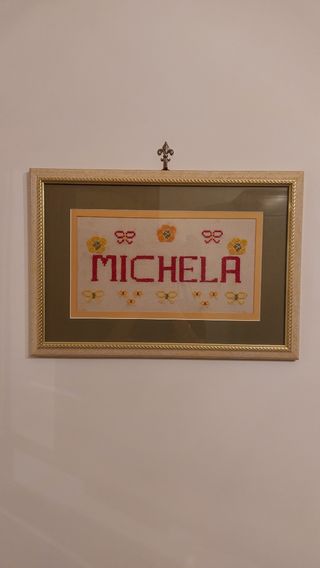 Cornice con nome ricamato