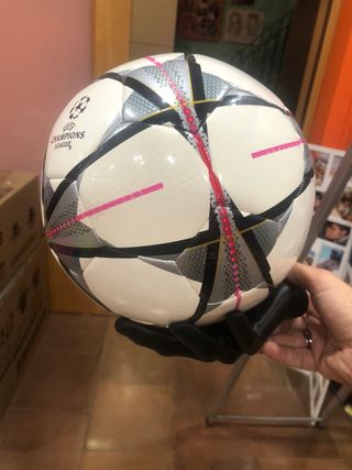 espositore mano pallone calcio