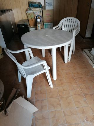 Set tavolo e sedie giardino