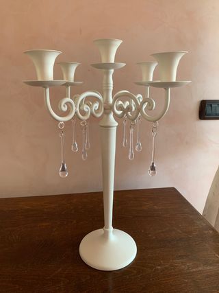 candelabro bianco in ferro con pendenti in vetro