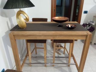 Tavolo bar con sgabelli come nuovi