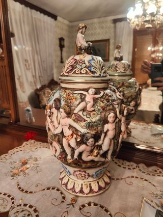 Anfore, centrotavola, servizi di piatti