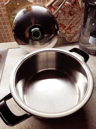 Pentola con coperchio