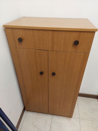 Mobile con un cassetto e con ripiani