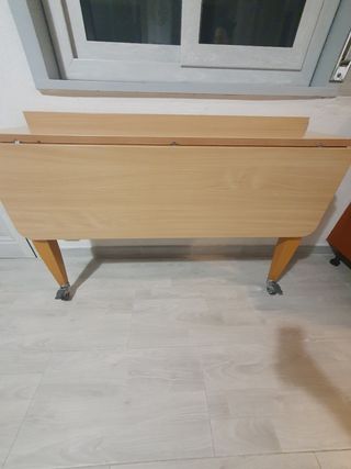 tavolo a ribalta con 2 sedie