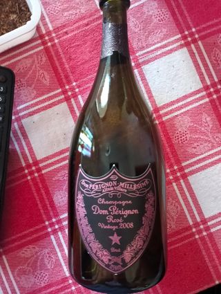 Bottiglia vuota dom perignon rosè vintag
