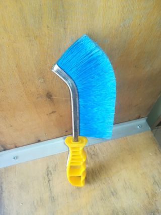 3 spazzole in acciaio e una in PVC