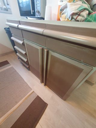 mobile in legno con sportelli e cassetti