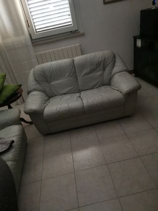 Divano pelle 2 posti +3 posti (in regalo )