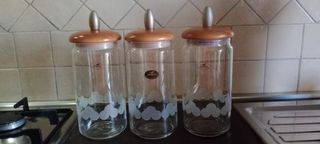 tre barattoli in vetro