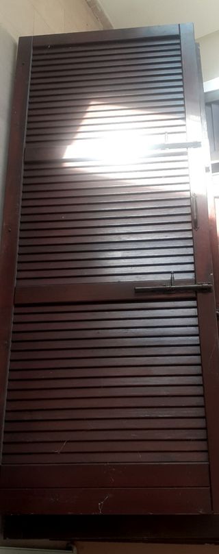 Scuri in legno per una portafinestra