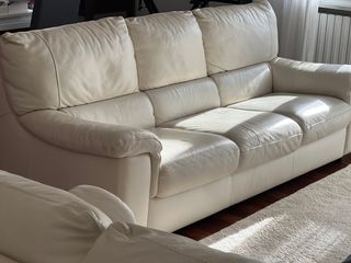 divani a due e tre posti in pelle panna