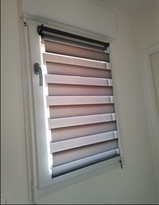 Tenda avvolgibile grigia