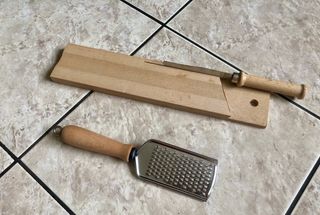 Set tagliere e grattugia in legno