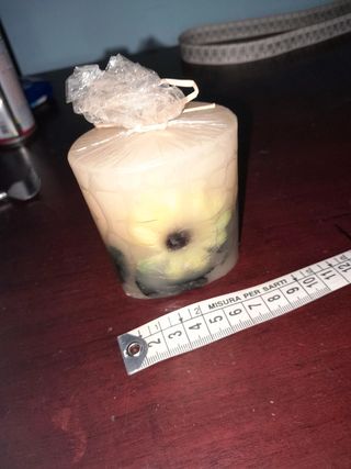 due candele con fiori