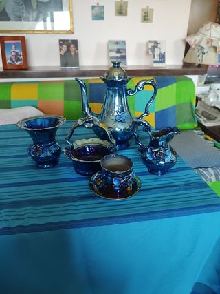 Completo  tazze da caffè con piattini.