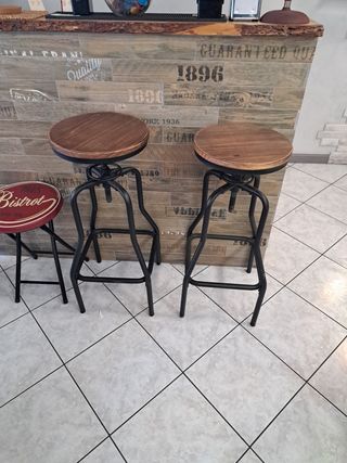 Coppia si sgabelli stile industriale