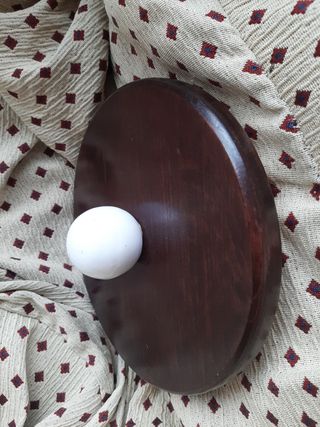 Coperchio in legno con pomello in ceramica