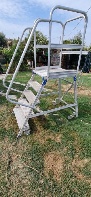 Scala con piattaforma movibile