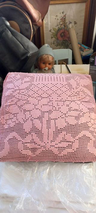 bel cuscino fatto a uncinetto in cotone rosa