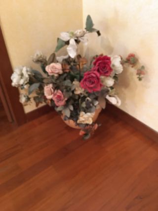 Vaso con fiori finti
