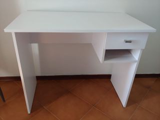 scrivania bianca con cassettiera.