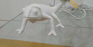 LAMPADA CAMALEONTE DA TAVOLO IN RESINA BIANCA