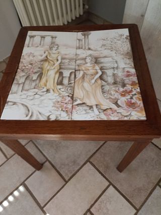 tavolino con piastrelle decorato a mano