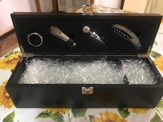 porta bottiglia in legno con accessori