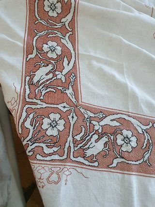 Tovaglia ricamata a mano punto assisi