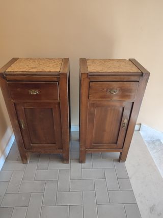 Coppia di comodini con marmo.