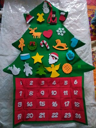 Albero di natale in feltro con decori