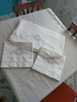 Lenzuolo matrimoniale sopra con federe