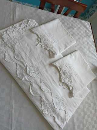 Lenzuolo matrimoniale sopra con federe