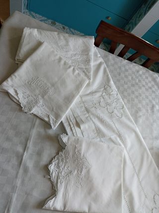 Lenzuolo matrimoniale sopra con federe