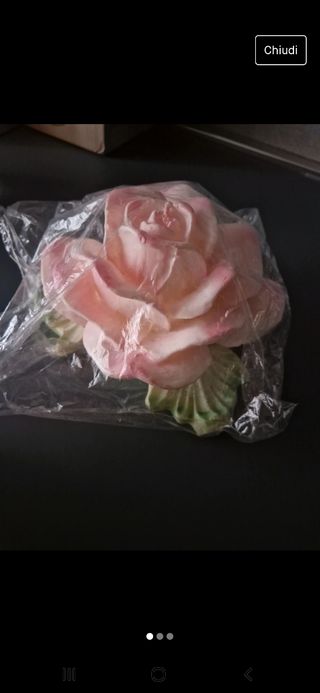 Candela d'arredo a forma di grande rosa