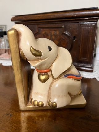 elefante ferma libri Thun