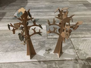 coppia di alberi in cartone decorativi