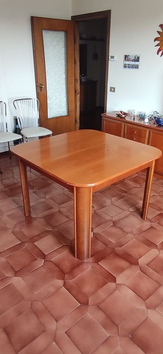 Tavolo in legno di ciliegio