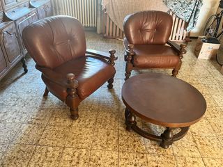 Poltrone in pelle e tavolino in legno