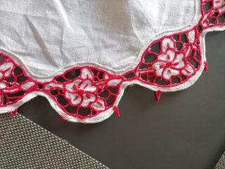 Centro in lino bianco e rosso