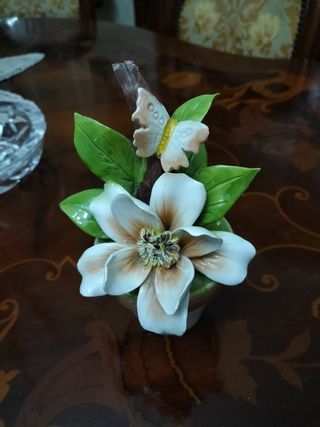Fiore di porcellana con farfalla