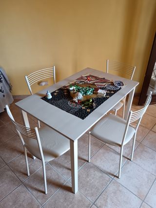 Tavolo con 4 sedie