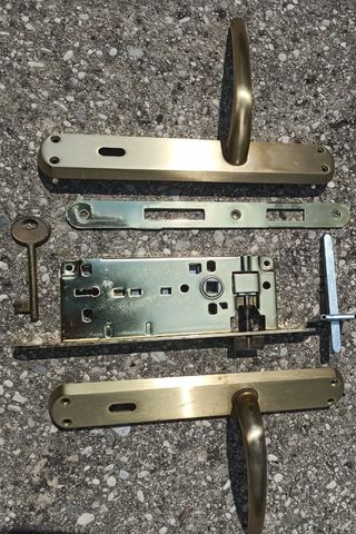 Maniglie finestre e porte complete